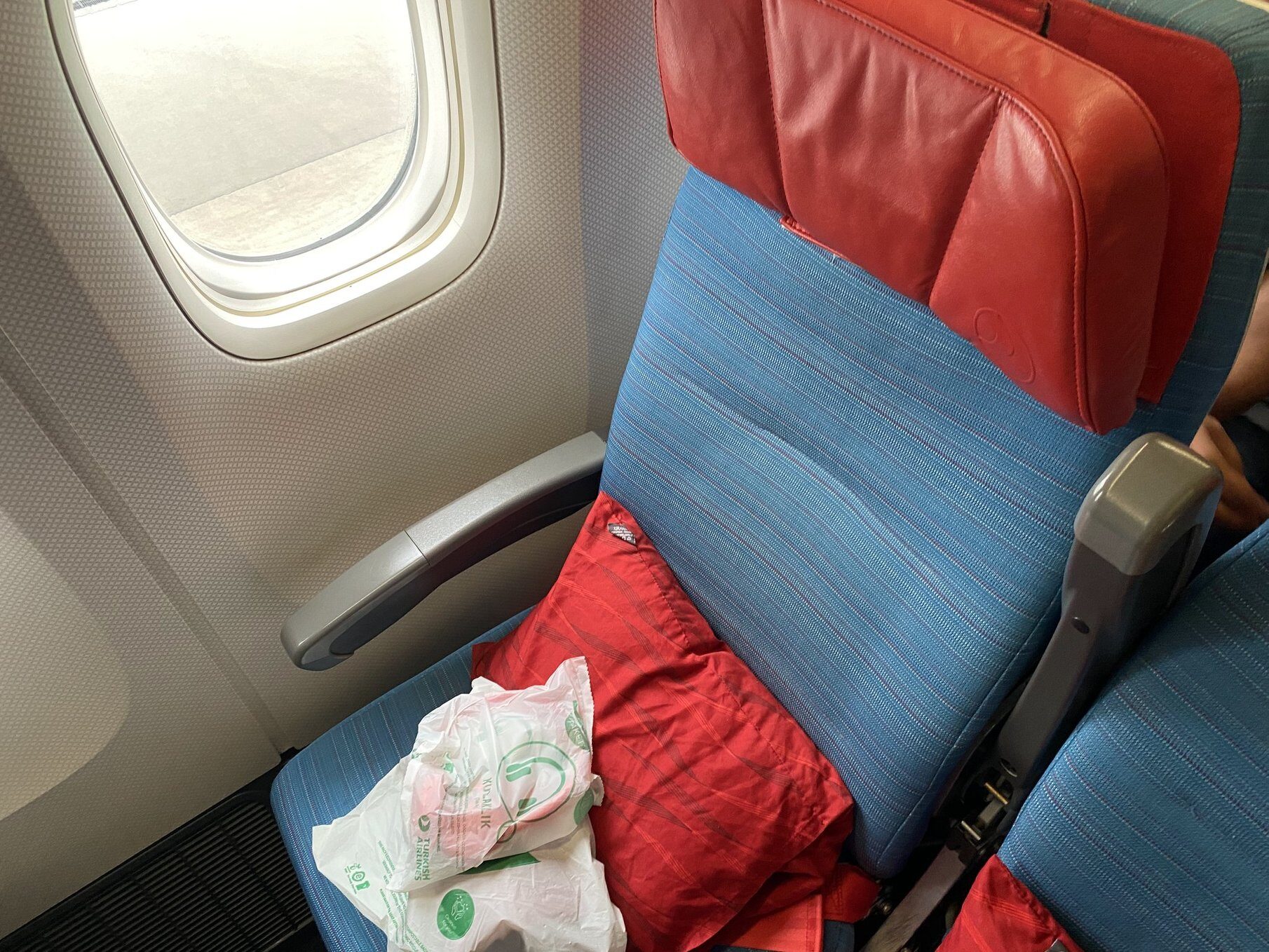 【搭乗レビュー】ターキッシュエアラインズTK51便・成田→イスタンブール エコノミークラス搭乗記 ️ 機内食・座席・アメニティ・評判を徹底解説！ | ぽちの旅ログ